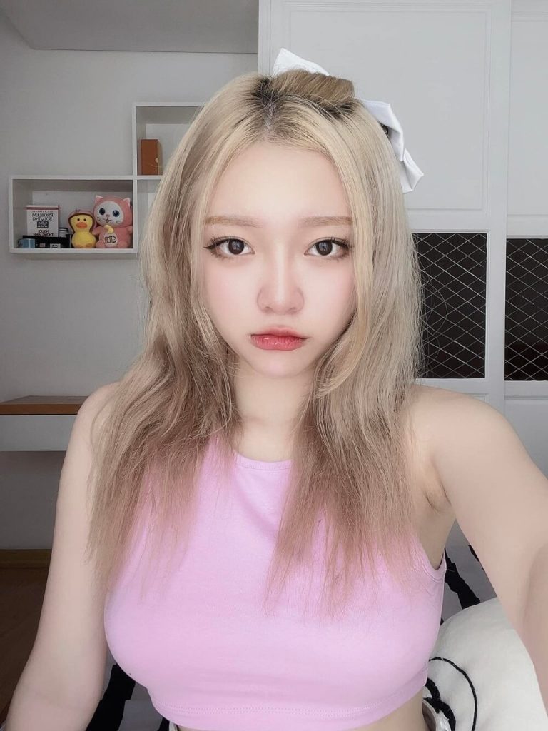 50+ Ảnh Linh Chichan (Hoàng Nguyễn Linh Chi) cute, sexy nhất